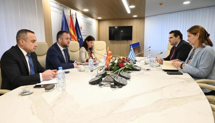 ТОШКОВСКИ СО ФИЛИПИДУ Министерот на грчката амбасадорка и го презентира проблемот со обрасци за