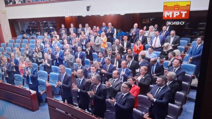 МАКЕДОНИЈА ДОБИ НОВА ВЛАДА: Христијан Мицкоски е новиот премиер ...