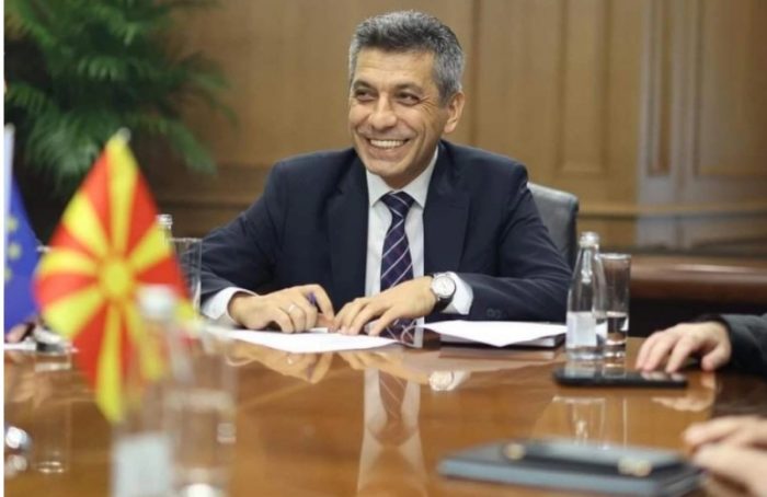 МЕЏИТИ Владата 4 години беше на стаклени нозе со 61 пратеник и не падна како да падне денес со