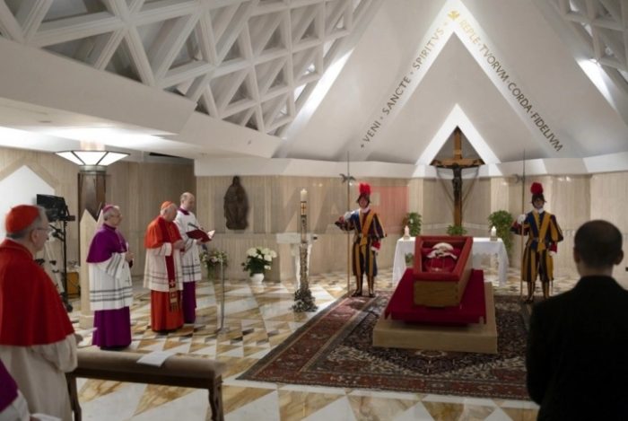 НА ПОГРЕБОТ НА ПАПАТА В САБОТА Над 200 000 луѓе се очекува да му оддадат почит во Рим доаѓаат